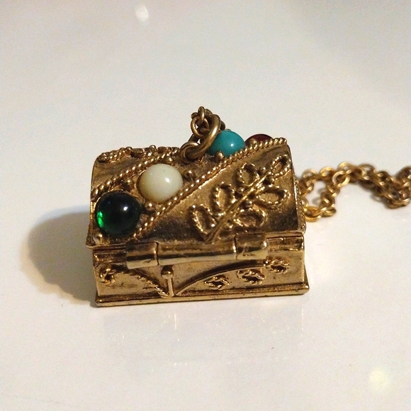 Avon | Jewelry | Avon Vintage 974 Queens Ransom Jeweled Treasure Chest ...